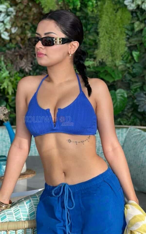 Hot And Sexy Avneet Kaur In A Blue Cleavage Dress Photos 02 (242990) | Kollywood Zone