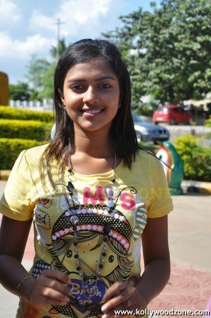 Actress Anakha In Mynaa Bus Launch Photos 03 (59385) | Kollywood Zone