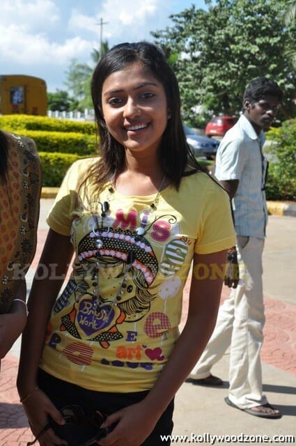 Actress Anakha In Mynaa Bus Launch Photos 04 (59386) | Kollywood Zone