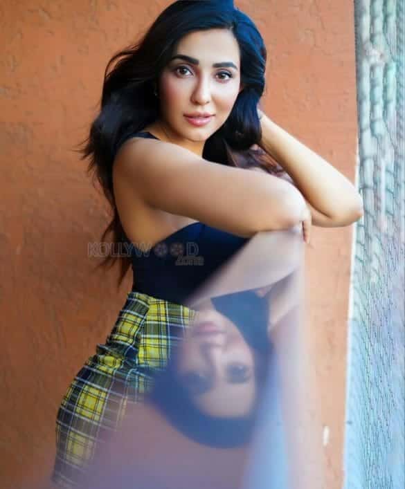 Actress Parvati Nair In A Sexy Mini Skirt Photoshoot Pictures 04 (220899) | Kollywood Zone