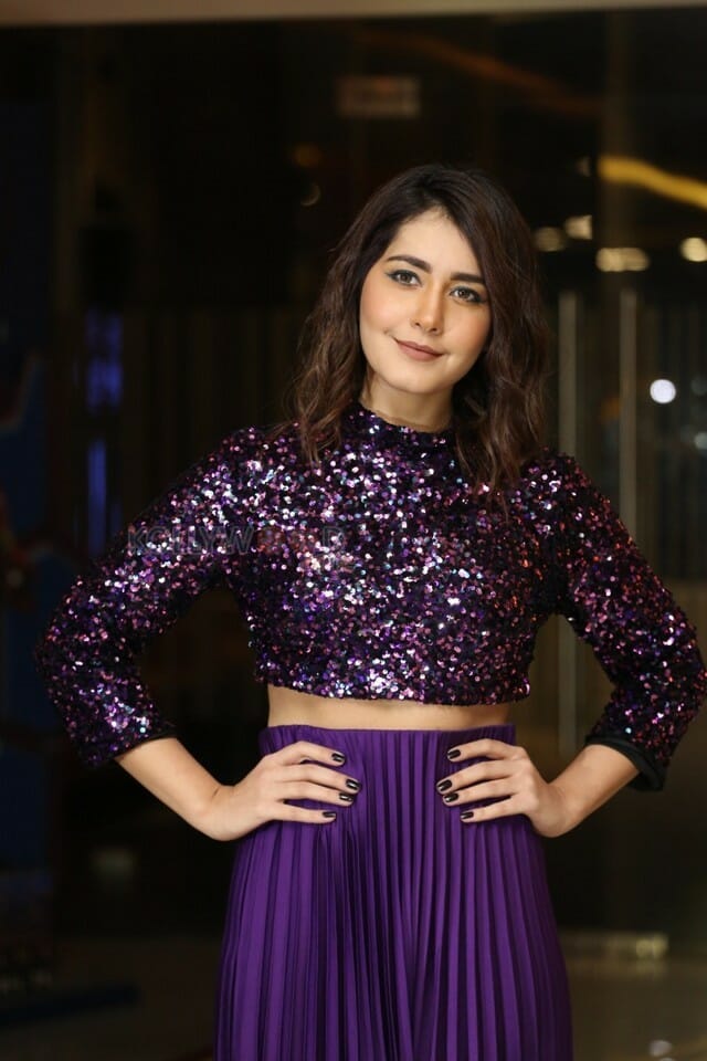 Actress Raashi Khanna At Prati Roju Pandage Trailer Launch Event ...