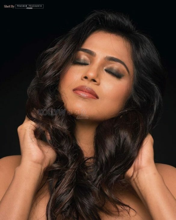 Actress Ramya Pandian Sensual Photos 01 (237086) | Kollywood Zone