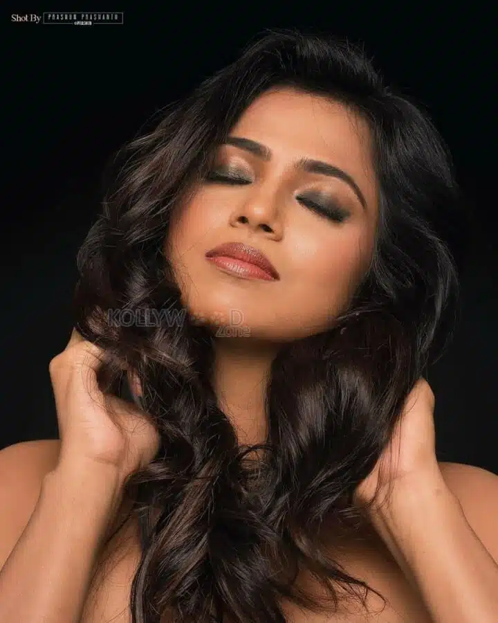 Actress Ramya Pandian Sensual Photos 01 (237086) | Kollywood Zone