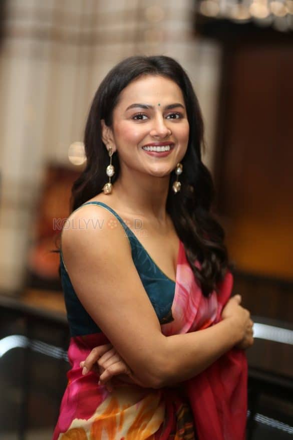 Actress Shraddha Srinath At Daaku Maharaj Movie Trailer Launch Photos ...