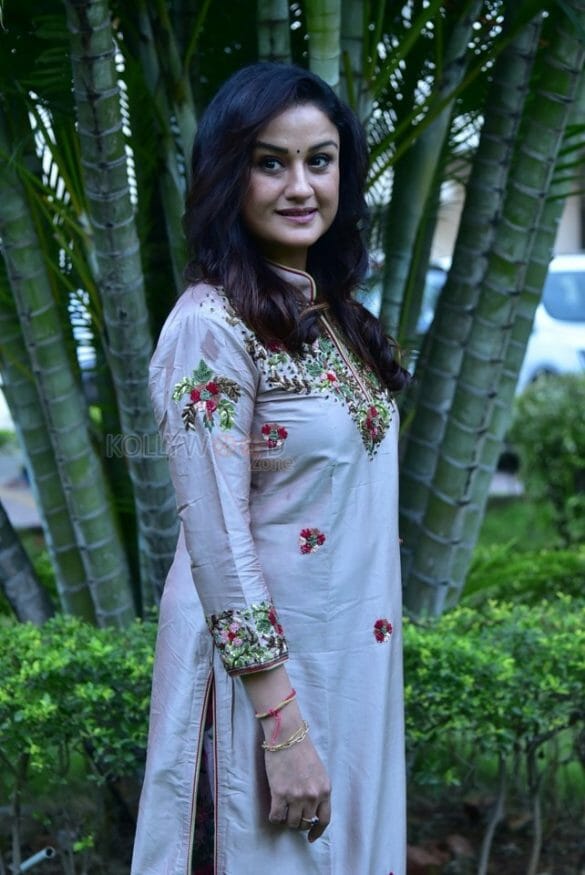 Actress Sonia Agarwal At 7G Rainbow Colony Re Release Press Meet Photos ...