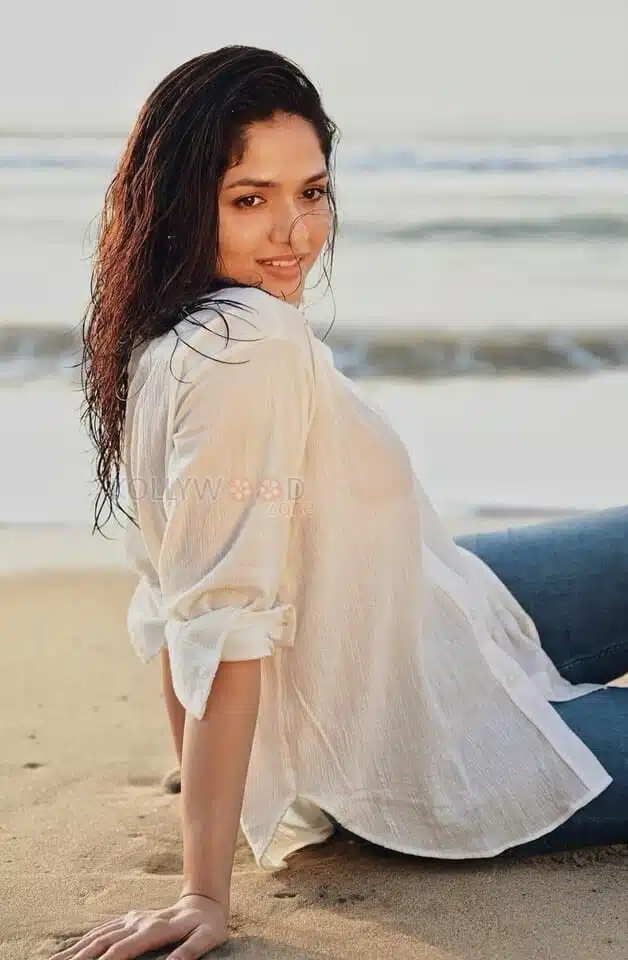 Actress Sunaina Beach Photoshoot Pictures 03 (210041) | Kollywood Zone