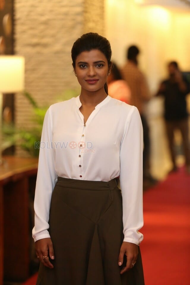 Aishwarya Rajesh At Chekka Chivantha Vaanam Pre-release Event Photos 08 ...
