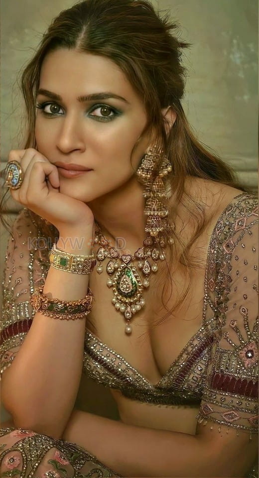 Beautiful Kriti Sanon Cleavage Show 01 132933 Kollywood Zone