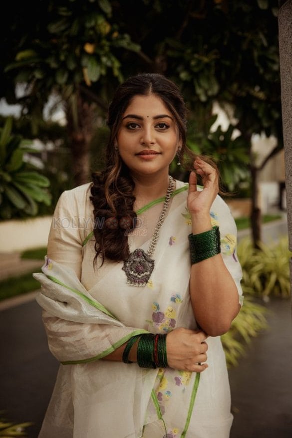 Beautiful Manjima Mohan Onam Saree Photos 04 (244692) | Kollywood Zone