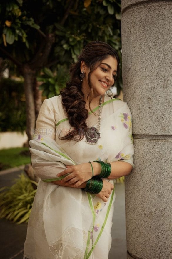 Beautiful Manjima Mohan Onam Saree Photos 05 (244684) | Kollywood Zone