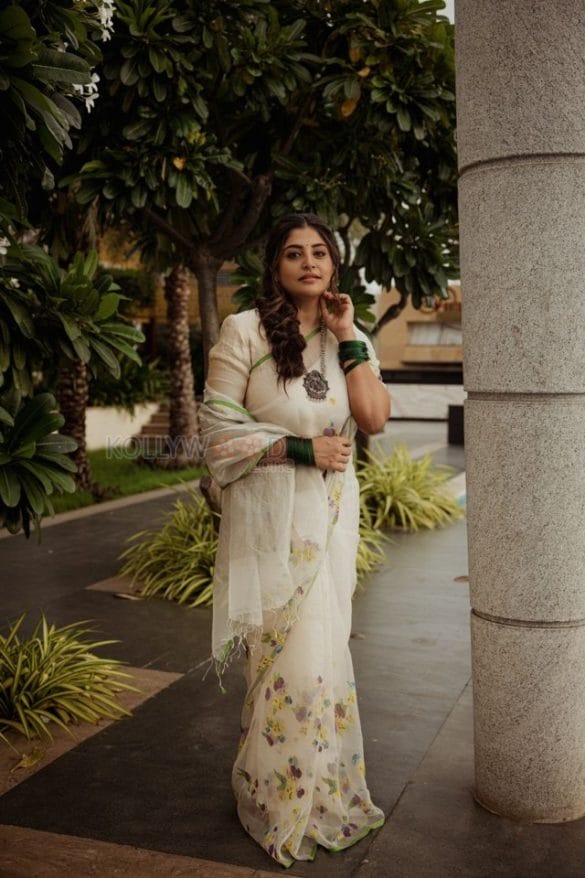 Beautiful Manjima Mohan Onam Saree Photos 09 (244688) | Kollywood Zone