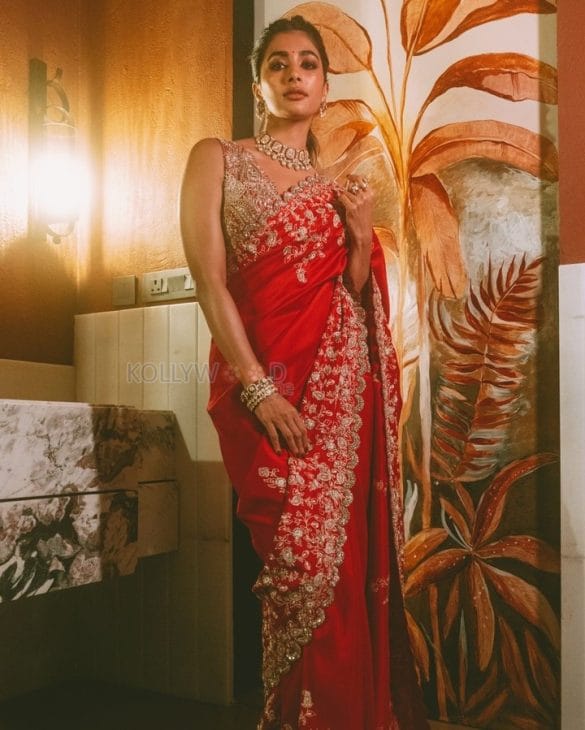 Dazzling Pooja Hegde In A Red Silk Saree At Anant Ambani And Radhika ...