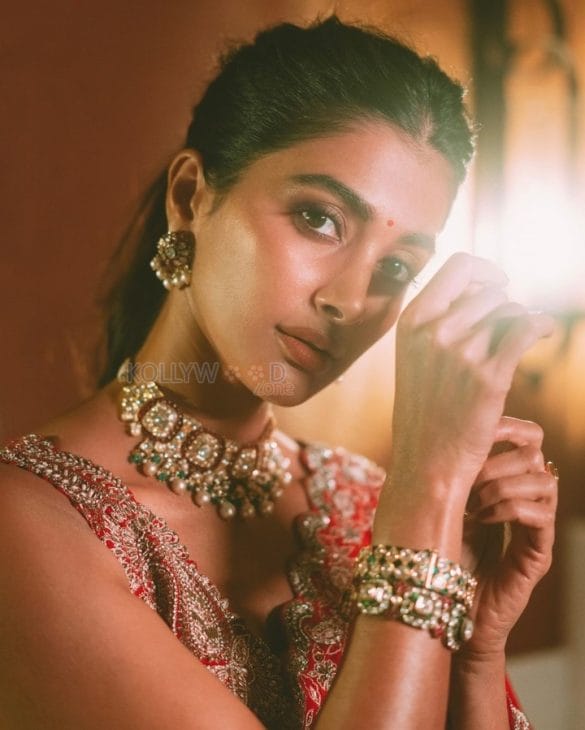 Dazzling Pooja Hegde In A Red Silk Saree At Anant Ambani And Radhika ...