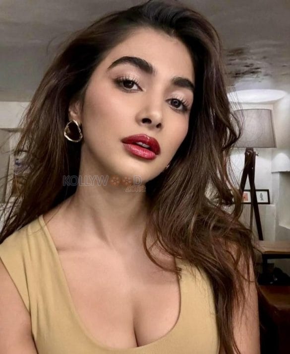 Deva Heroine Pooja Hegde Hot Cleavage Photo 01 (308586) | Kollywood Zone