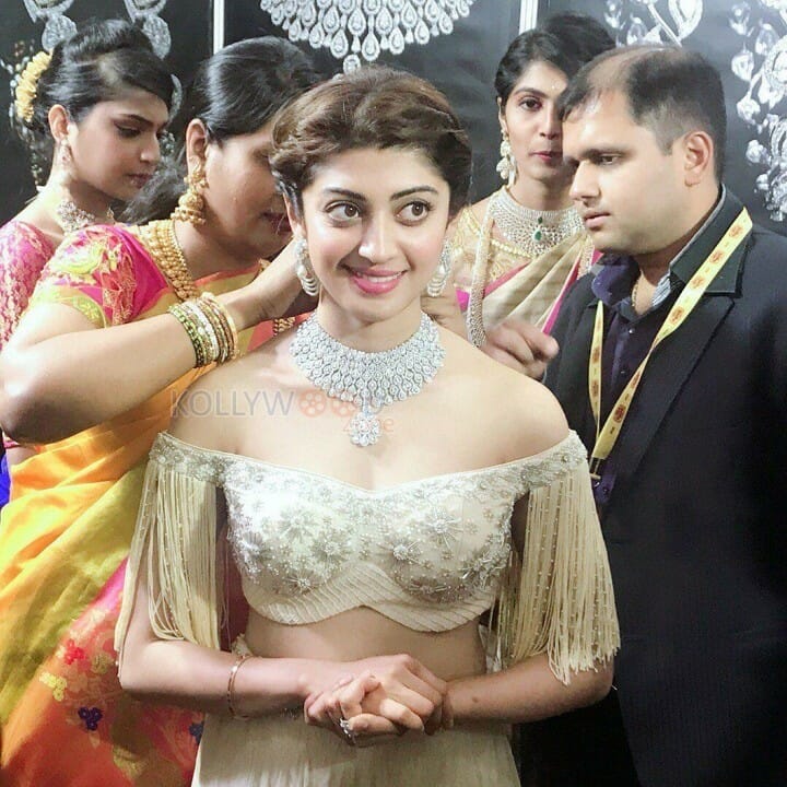 Gorgeous Pranitha Subash Photos 02 (41434) | Kollywood Zone