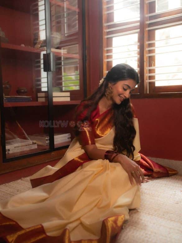 Jana Nayagan Heroine Pooja Hegde In A Classic Ivory And Gold Silk Saree ...