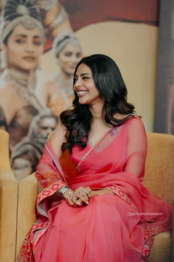 King Of Kotha Heroine Aishwarya Lekshmi Sexy Saree Photos 02 (231245) | Kollywood Zone