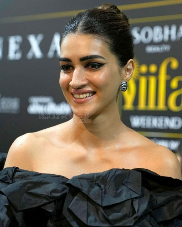 Kriti Sanon In A Shoulder Less Black Gown At IIFA Photo 01 (243094 ...