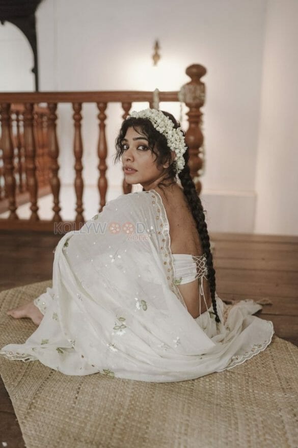 Malayalam Actress Rima Kallingal In A Traditional White Saree Photos 01 ...