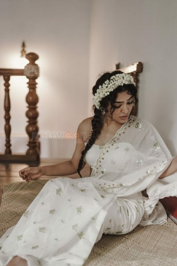 Malayalam Actress Rima Kallingal In A Traditional White Saree Photos 03 ...