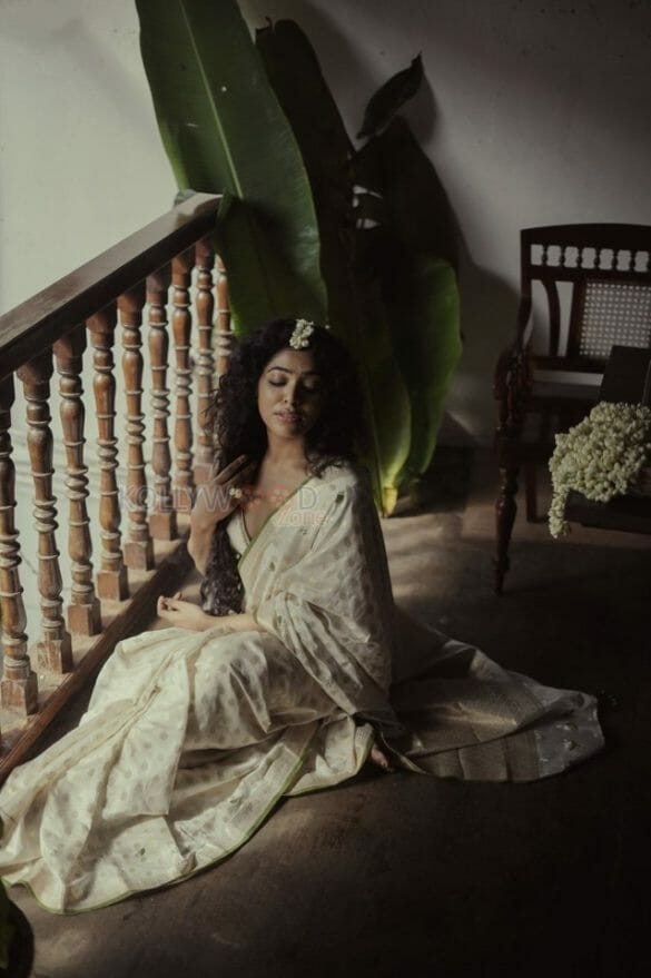 Malayalam Actress Rima Kallingal In A Traditional White Saree Photos 05 ...