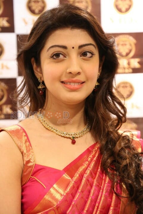 Pranitha Vrk Silks Showroom Launch Photos 06 (41705) | Kollywood Zone
