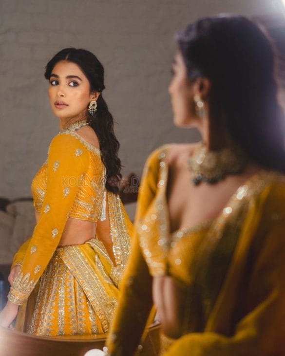 Sensuous Pooja Hegde In A Yellow Lehenga At Anant Ambani And Radhika ...