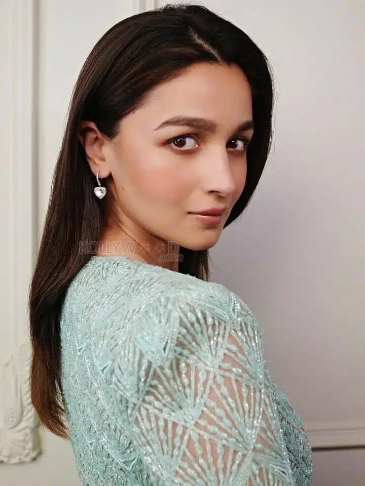 Sexy Alia Bhatt Photoshoot Stills 03 (226053) | Kollywood Zone