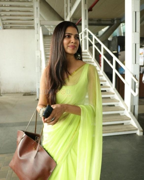 Sexy Malavika Mohanan In A Stunning Light Green Transparent Saree ...