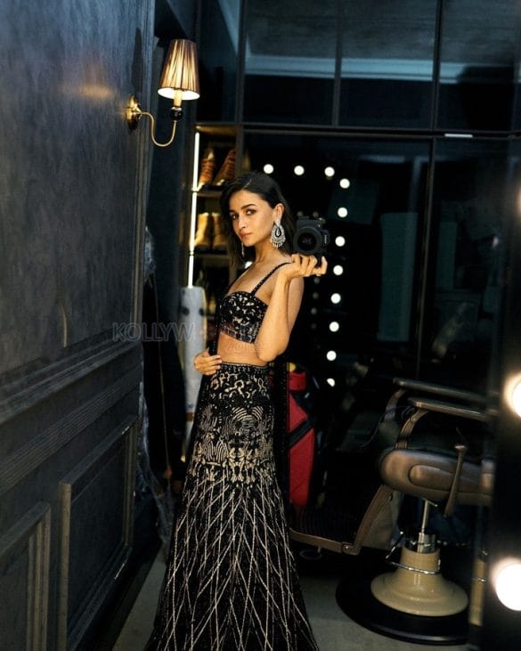 Stunning Alia Bhatt In A Black Velvet Lehenga At Anant Ambani Radhika ...