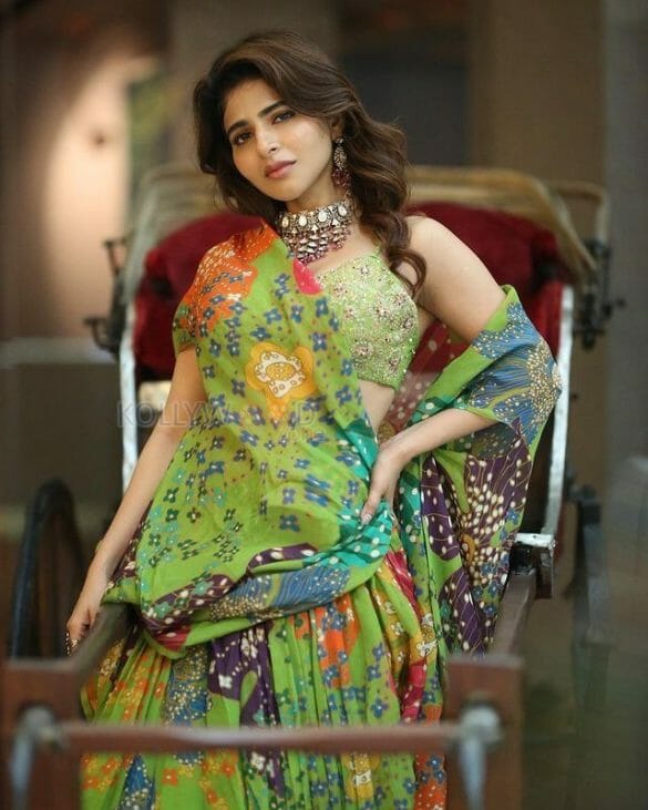 Sensuous Iswarya Menon Showing Midriff In A Green Floral Lehenga Dress ...