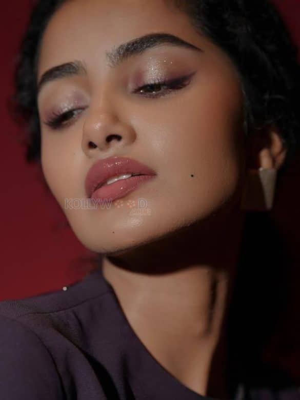 Actress Anupama Parameswaran In A Black Charcoal Saree Style Full ...