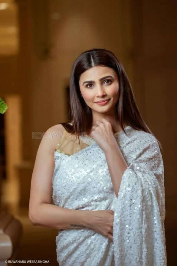 Actress Daisy Shah In A White Saree Photoshoot Pictures 03 (217467 ...