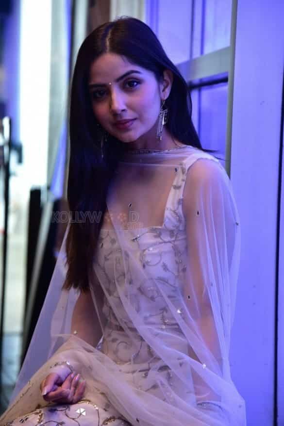 Actress Kashmira Pardeshi At Vinaro Bhagyamu Vishnu Katha Movie Teaser ...