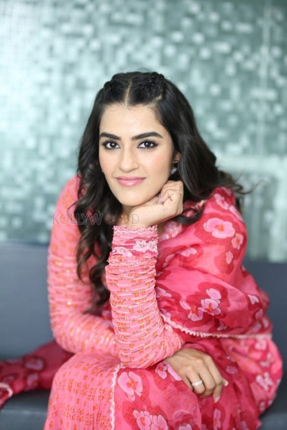 Actress Kavya Thapar At Eagle Movie Interview Photos 65 (290974 ...