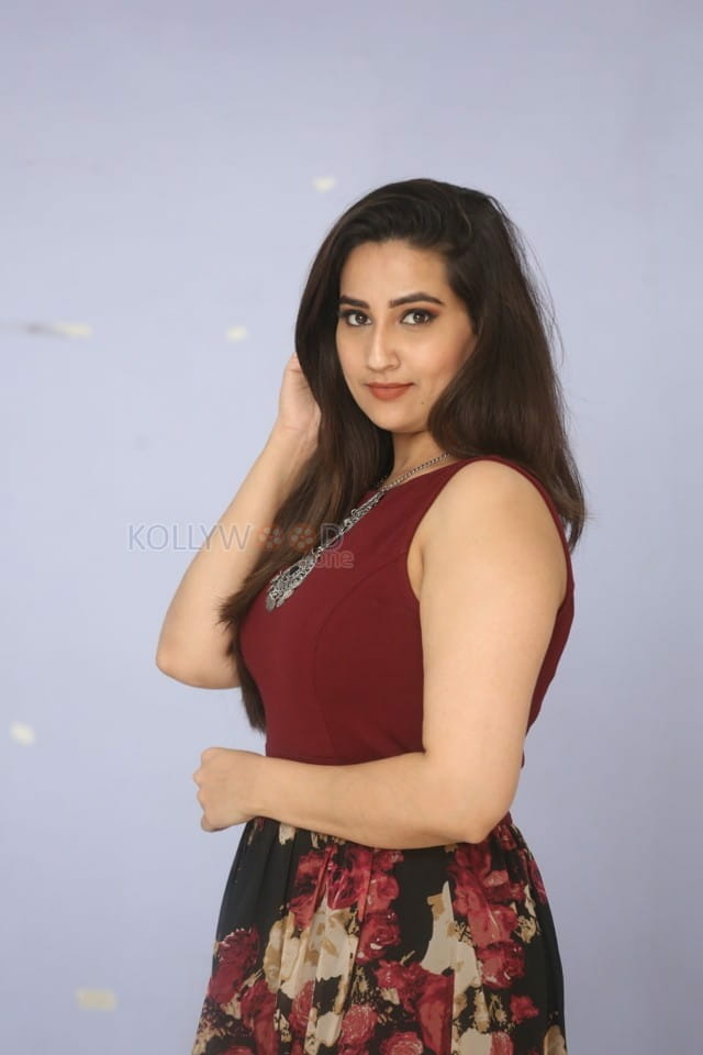 Anchor Manjusha At Malli Malli Chusa Trailer Launch Photos 11 (85298 ...