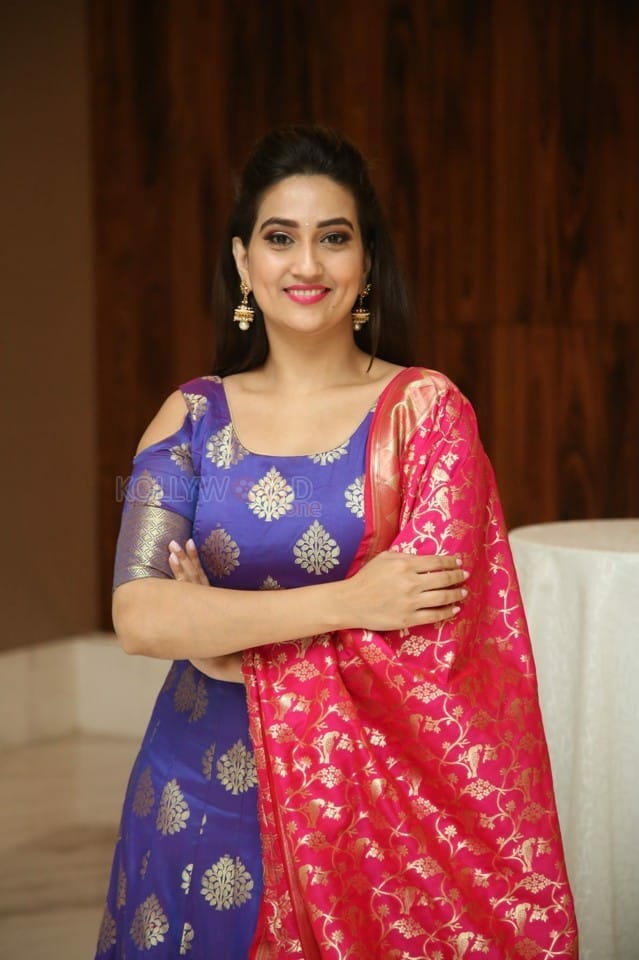Anchor Manjusha At Sye Raa Movie Press Meet Photos 01 (85589) | Kollywood Zone