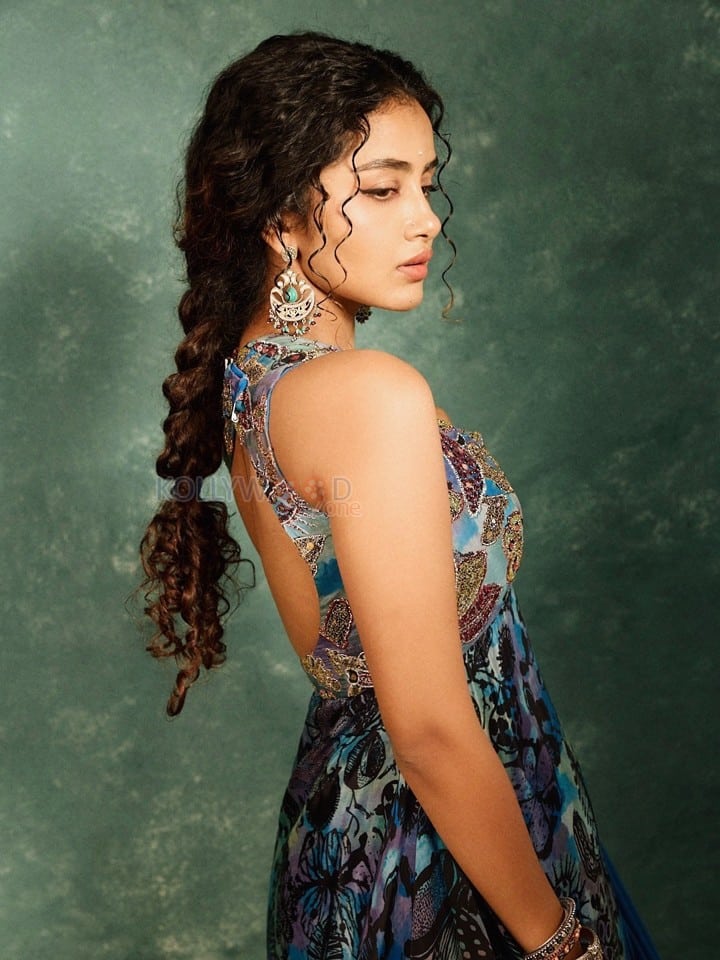 Graceful Anupama Parameswaran In An Ethnic Sleeveless Floral ...
