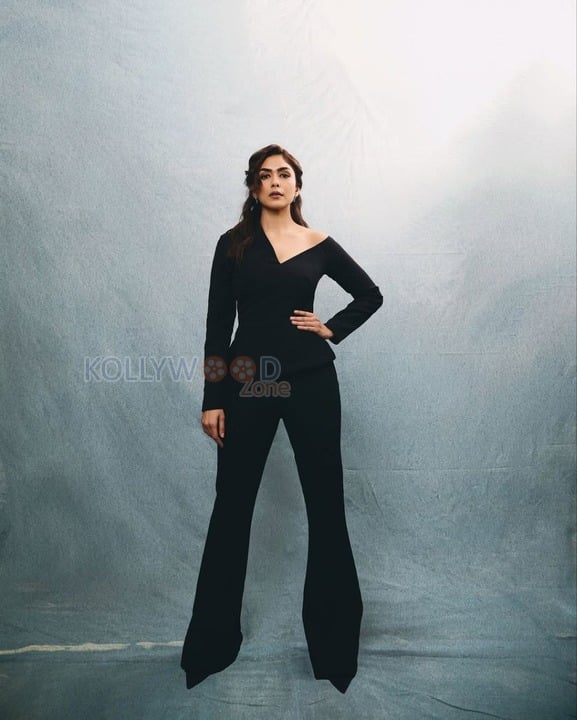 Hai Jawani Toh Ishq Hona Hai Actress Mrunal Thakur In A Black Off ...