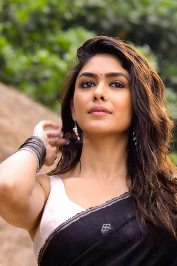 Hi Nanna Heroine Mrunal Thakur In A Black Saree Pictures 02 (261395 ...