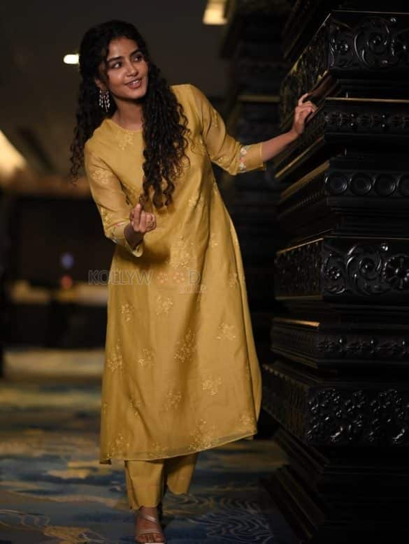 Paradha Actress Anupama Parameswaran In A Mustard Yellow Floral ...