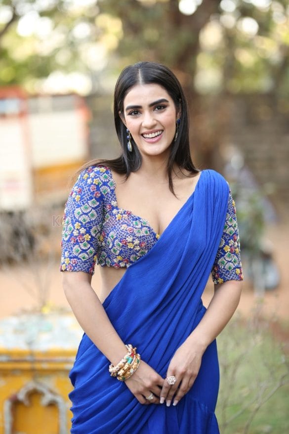 Sexy Kavya Thapar At Ooru Peru Bhairavakona Press Meet Pictures 13 (298600) | Kollywood Zone