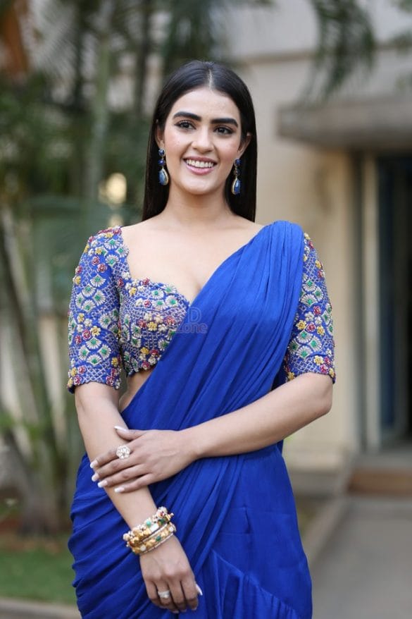 Sexy Kavya Thapar At Ooru Peru Bhairavakona Press Meet Pictures 33 ...
