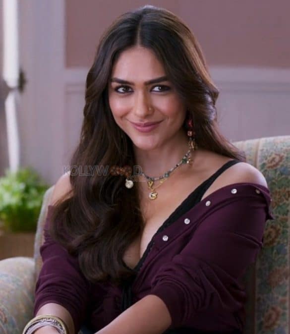 Son Of Sardaar 2 Actress Mrunal Thakur Sexy Cleavage Photos 04 (365175) | Kollywood Zone