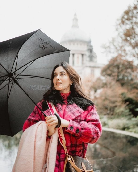 Beautiful Aditi Budhathoki London Bridge Photos 01 (246740) | Kollywood ...