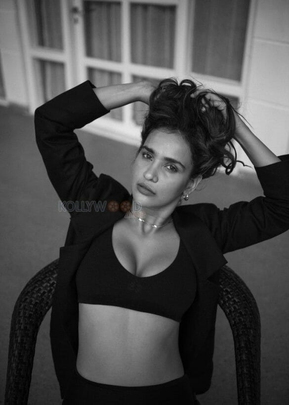 Sexy Aisha Sharma BW Photoshoot Stills 10 (148187) | Kollywood Zone