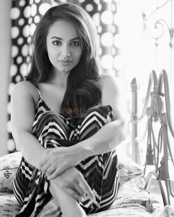 Indian Actress Tejaswi Madivada Sexy Photo Shoot Pictures 01 (113688) | Kollywood Zone