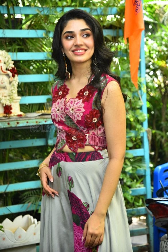 Actress Krithi Shetty At Manamey Movie Interview Pictures 01 (305730) | Kollywood Zone