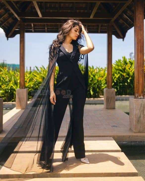 Sexy South Actress Krithi Shetty In A Black Coord Set Photos 02 (329596 ...