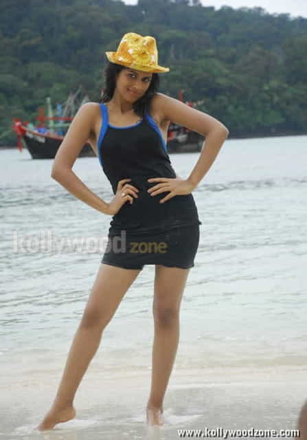 Shradha Das In Mugguru Movie Pics 02 (125001) | Kollywood Zone